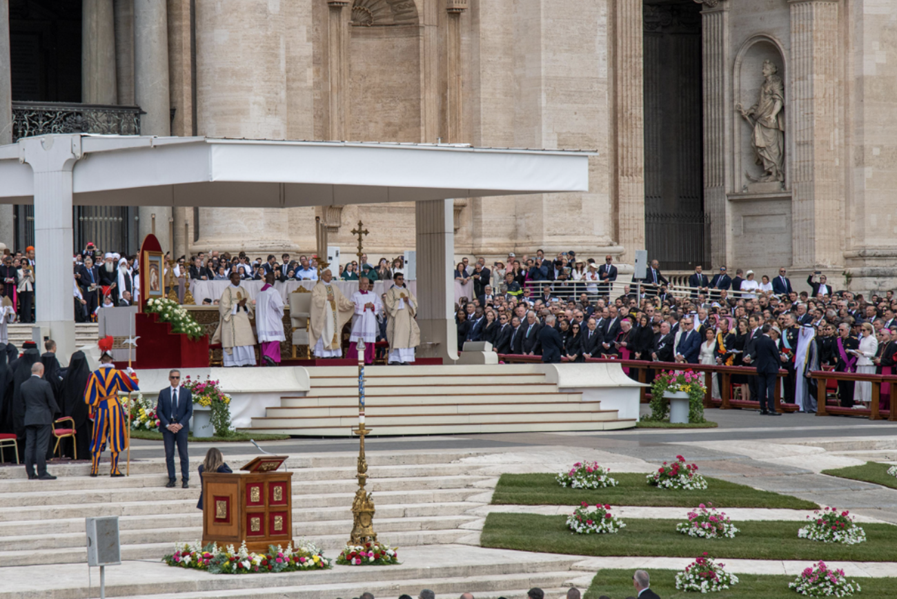 HH Sheikh Isa Represented Bahrain At The Pope Inauguration